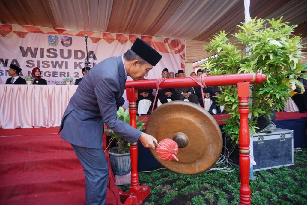 SMA Negeri 2 Ngawi Gelar Wisuda 2022 dengan Sederhana Penuh Makna | SMA ...